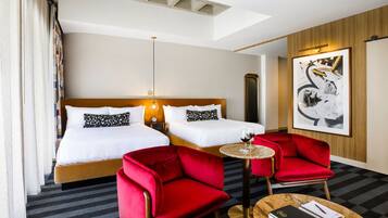 Quarto, 2 camas queen-size, não fumadores, Vista para a cidade | 1 quarto, minibar, ferro/tábua de engomar