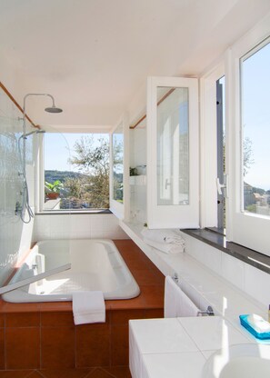 Villa de Luxo | Casa de banho | Artigos de higiene pessoal grátis, um secador de cabelo, um bidé 