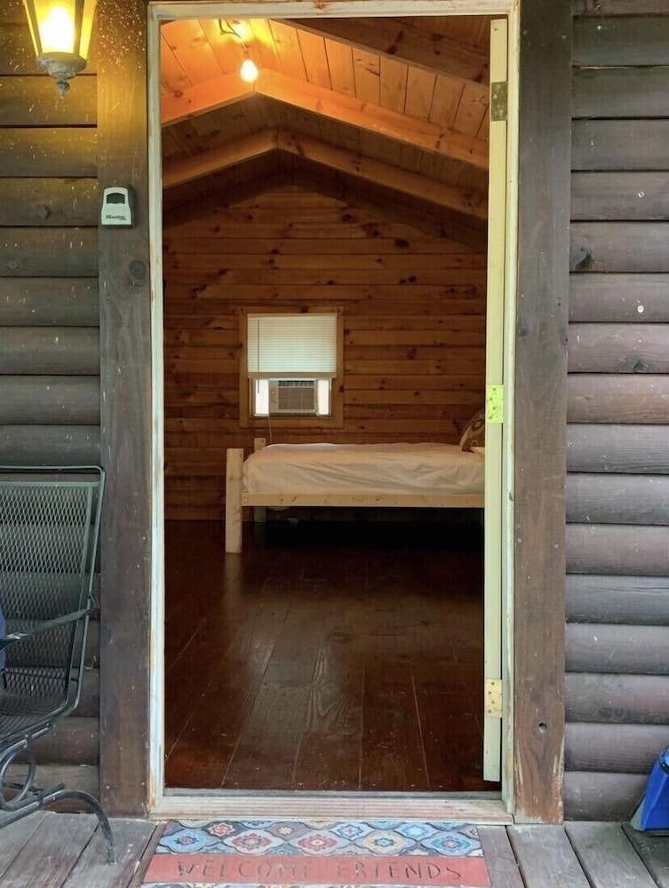 1 Bedroom,1 Bath, Porch, Fire Pit, Grill, Beautiful Wooded Location, Wi-fi Also! - Ohio