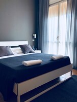 Quarto casal, vista para o mar | Roupas de cama premium, cofres nos quartos, Wi-Fi de cortesia