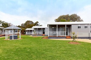 Holiday Cabin Sleeps 6 | Exterior