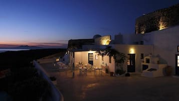 Fachada do alojamento (tarde/noite)