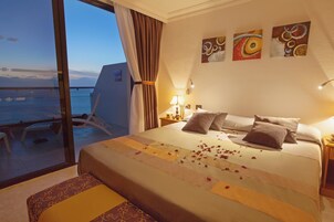 Cofres nos quartos, cortinas blackout, ferros/tábuas de passar roupa