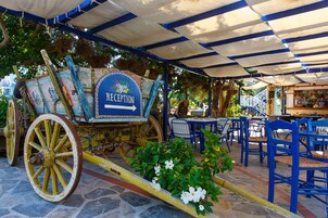 Pequeno-almoço inglês diário mediante uma taxa 