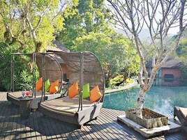 Piscina exterior, guarda-sóis, espreguiçadeiras 