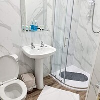 Quarto Individual, casa de banho anexa, vista para o mar | Casa de banho