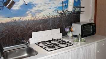 Geladeira, micro-ondas, cooktop, cafeteira/chaleira