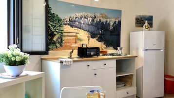 Apartamento, 1 quarto, vista para o jardim (Mirto) | Área de estar | TV de tela plana, lareira
