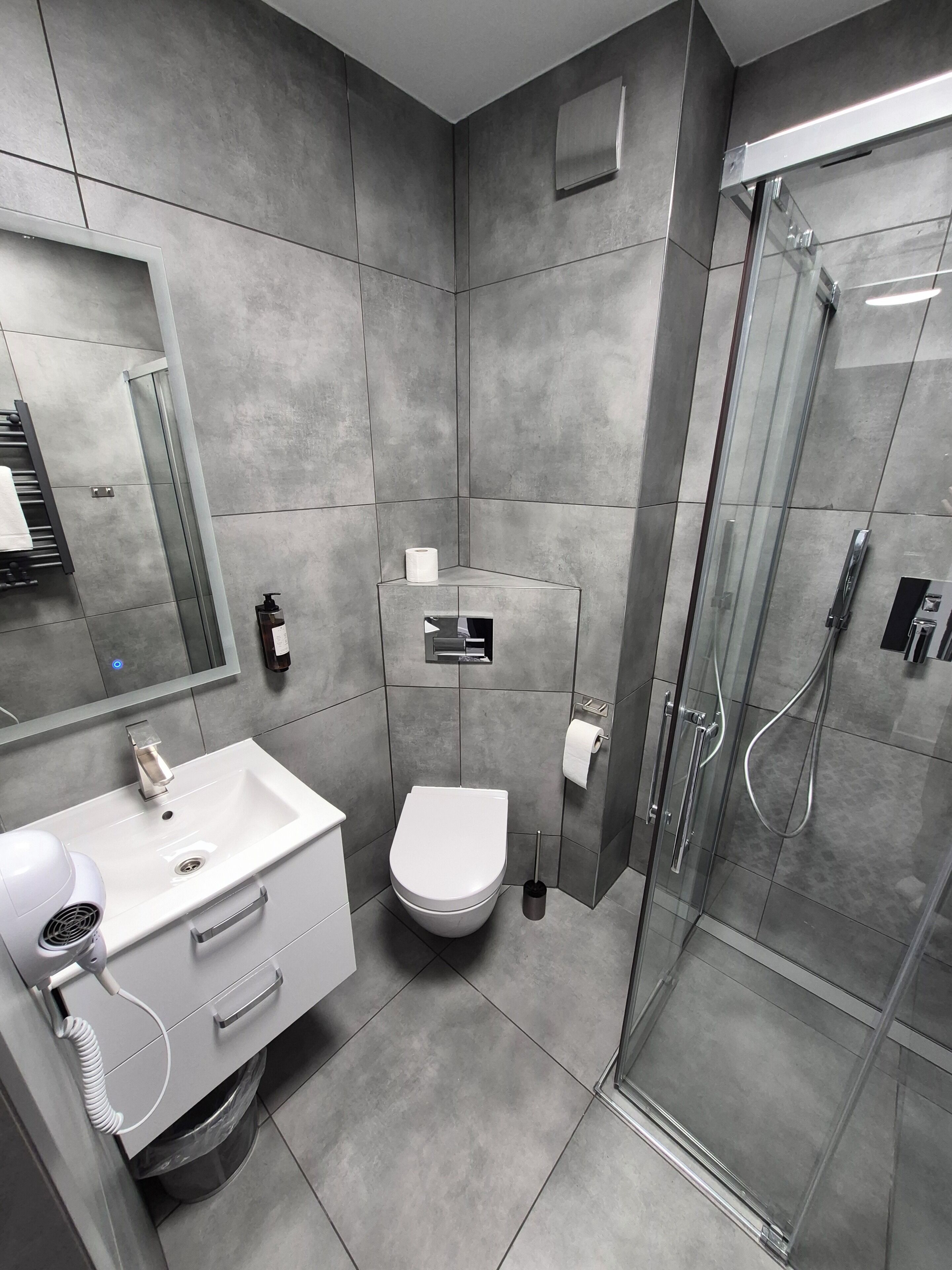 Quarto Familiar | Casa de banho | Um polibã, um chuveiro fixo, um secador de cabelo, toalhas fornecidas 