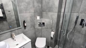 Quarto Familiar | Casa de banho | Um polibã, um chuveiro fixo, um secador de cabelo, toalhas fornecidas
