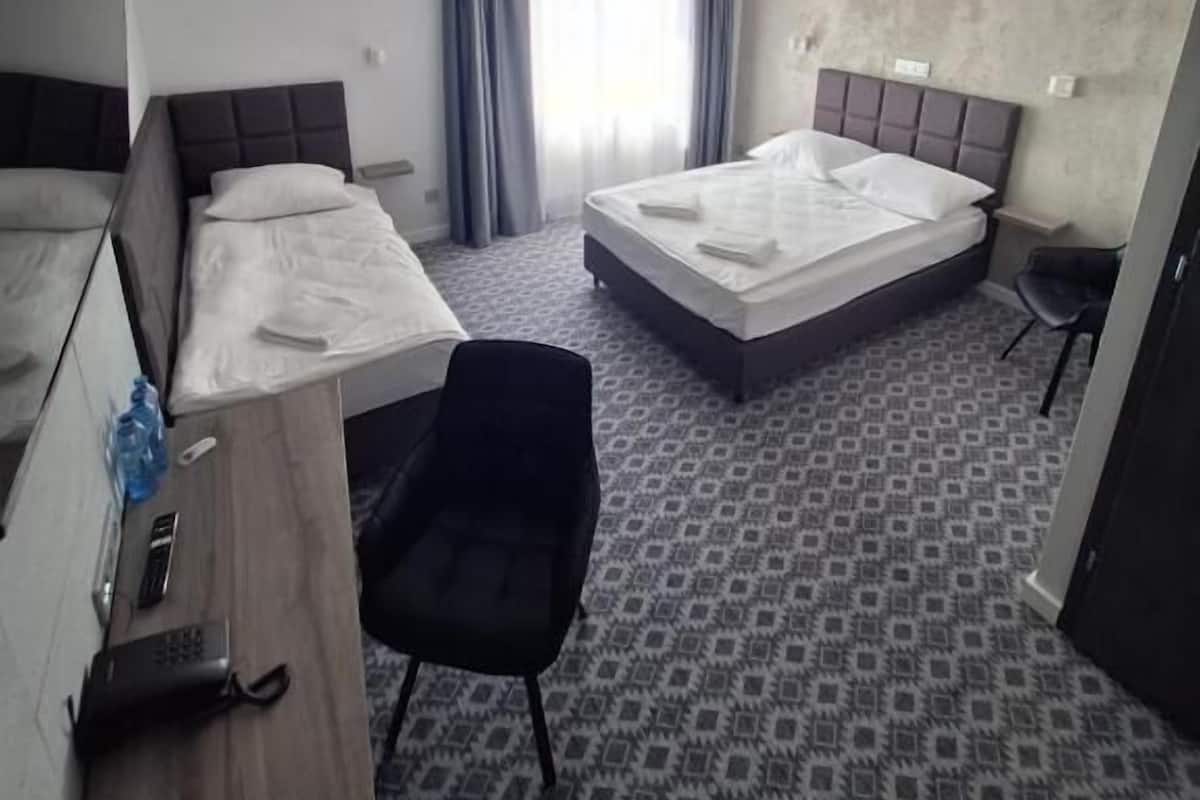 Quarto Triplo Standard | Roupa de alta qualidade, secretária