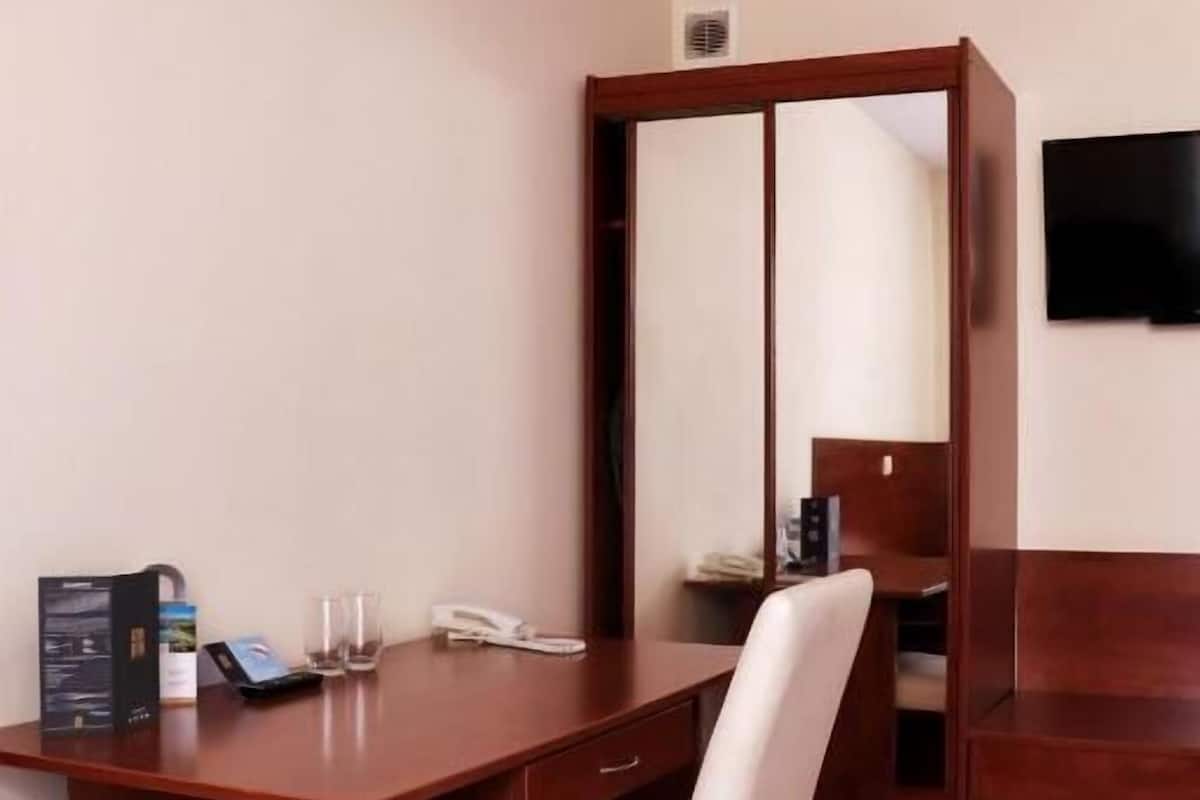 Quarto Twin Económico | Roupa de alta qualidade, secretária