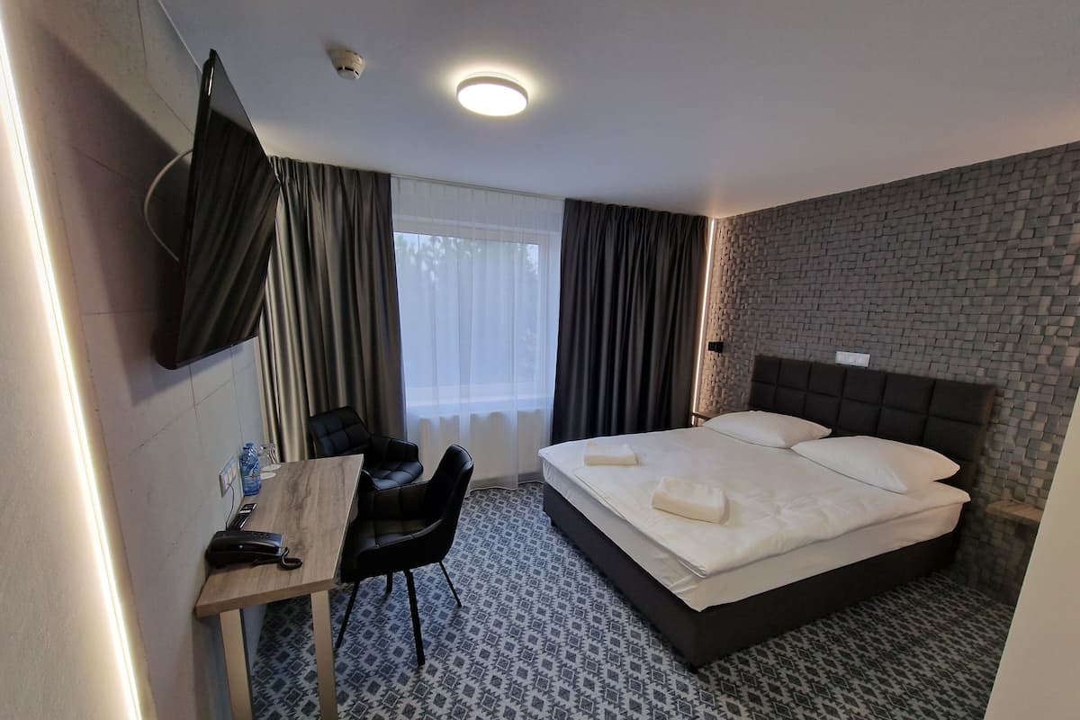 Quarto Duplo Standard | Roupa de alta qualidade, secretária