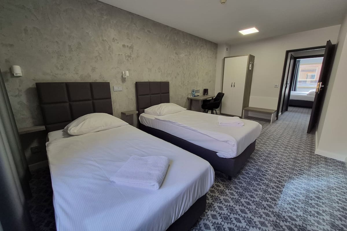 Quarto Familiar | Roupa de alta qualidade, secretária