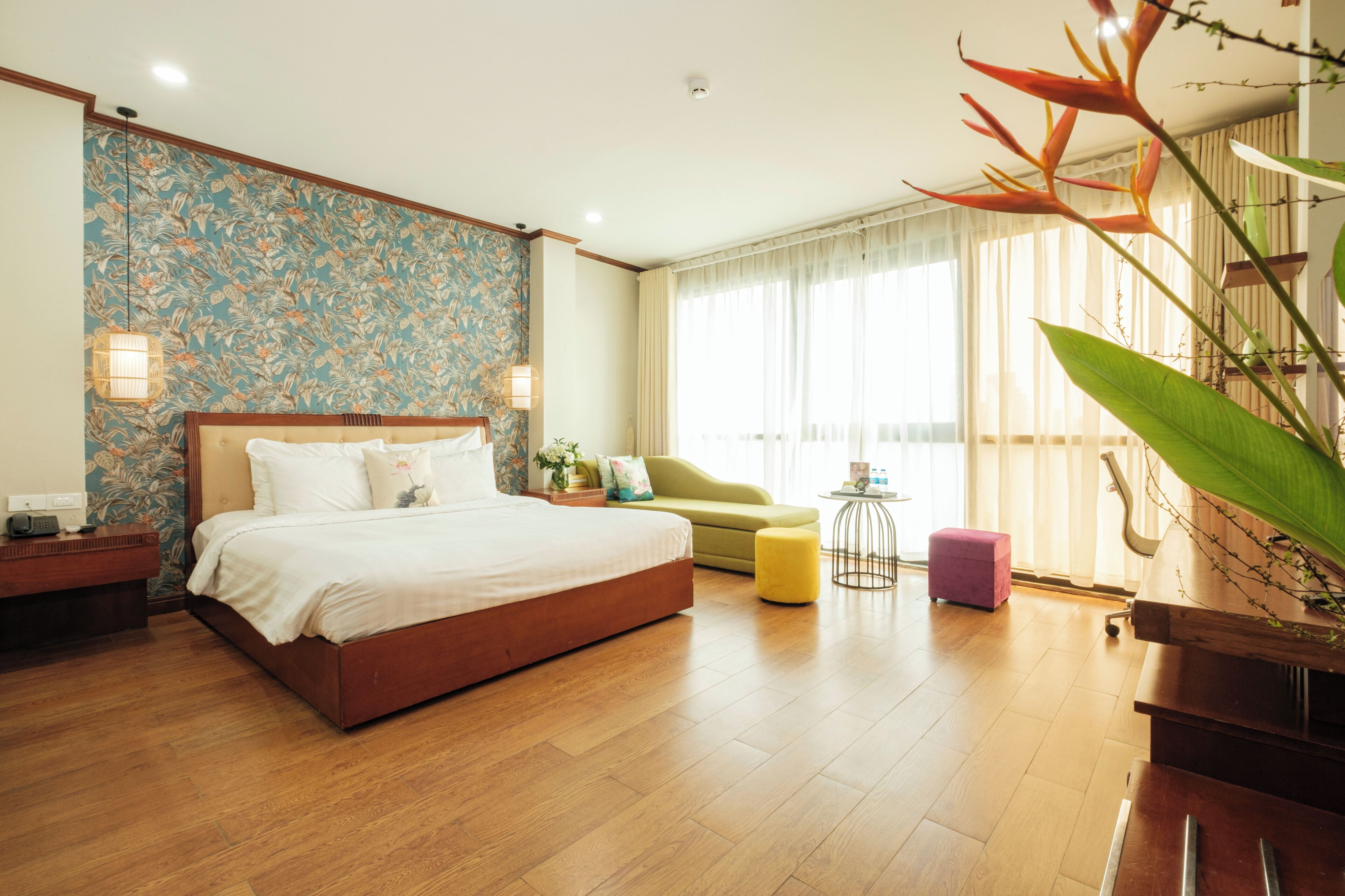 Suite | Minibar, cofre no quarto, secretária, cortinas/cortinados opacos 