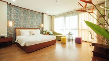 Suite | Minibar, cofre no quarto, secretária, cortinas/cortinados opacos