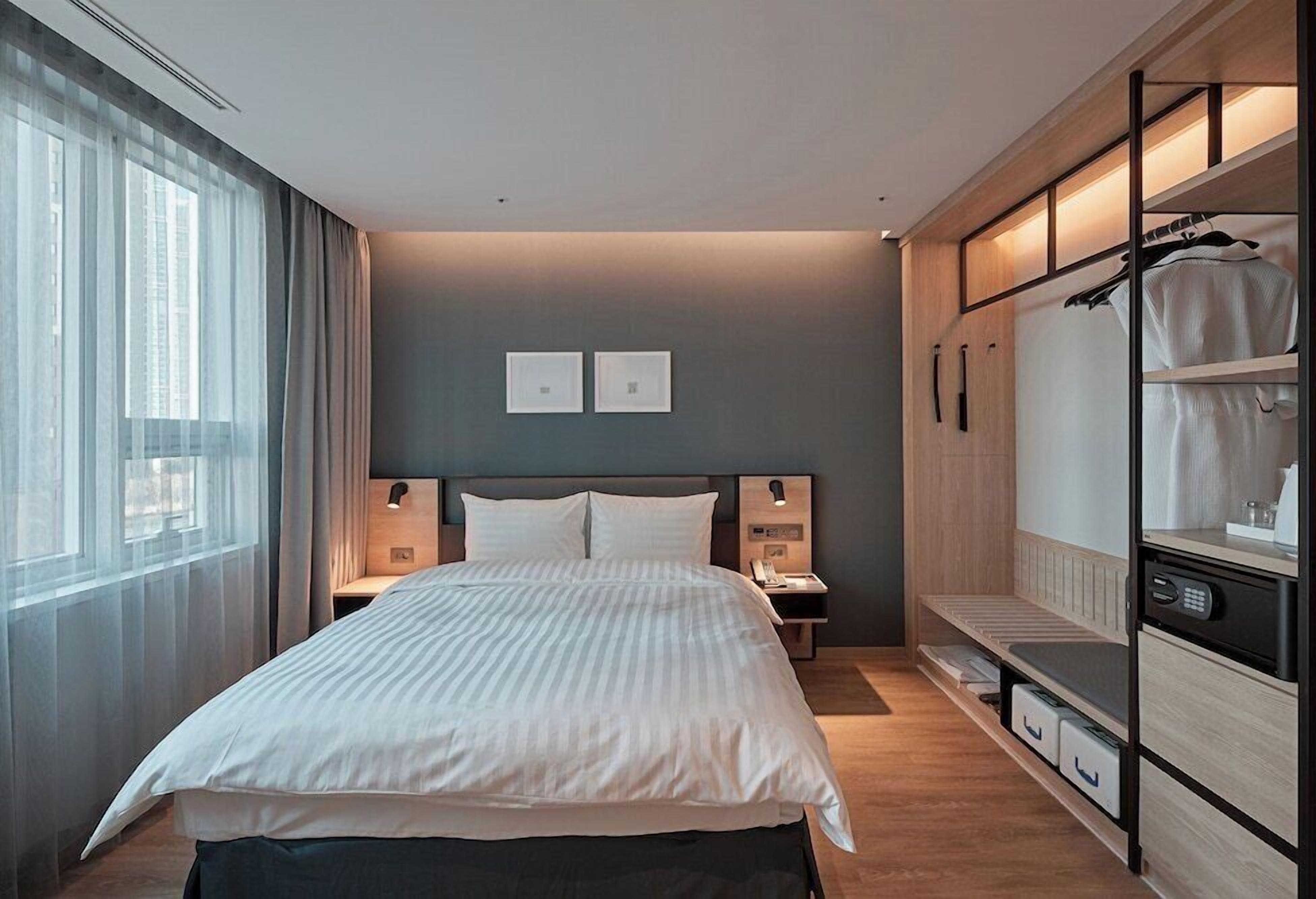 Edredões de penas, minibar, cofre no quarto, cortinas/cortinados opacos 