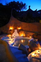 3 piscinas externas, funciona das 8h às 18h, guarda-sóis