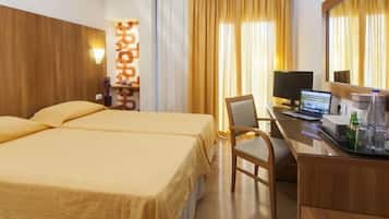 1 quarto, frigobar, cofres nos quartos, escrivaninha