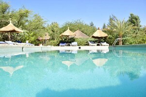 Piscina externa, guarda-sóis, espreguiçadeiras
