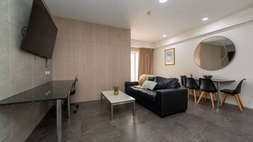 TV LCD 50 polegadas com canais a cabo, TV, DVD player