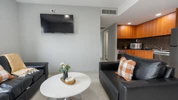 Apartamento, 2 quartos | Área de estar | TV LCD 50 polegadas com canais a cabo, TV, DVD player