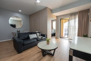 Apartamento, 1 quarto | Sala de estar | Televisor LCD de 50 polegadas com canais por cabo, televisor 