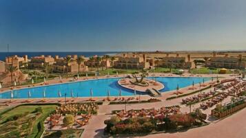 5 piscinas exteriores, espreguiçadeiras