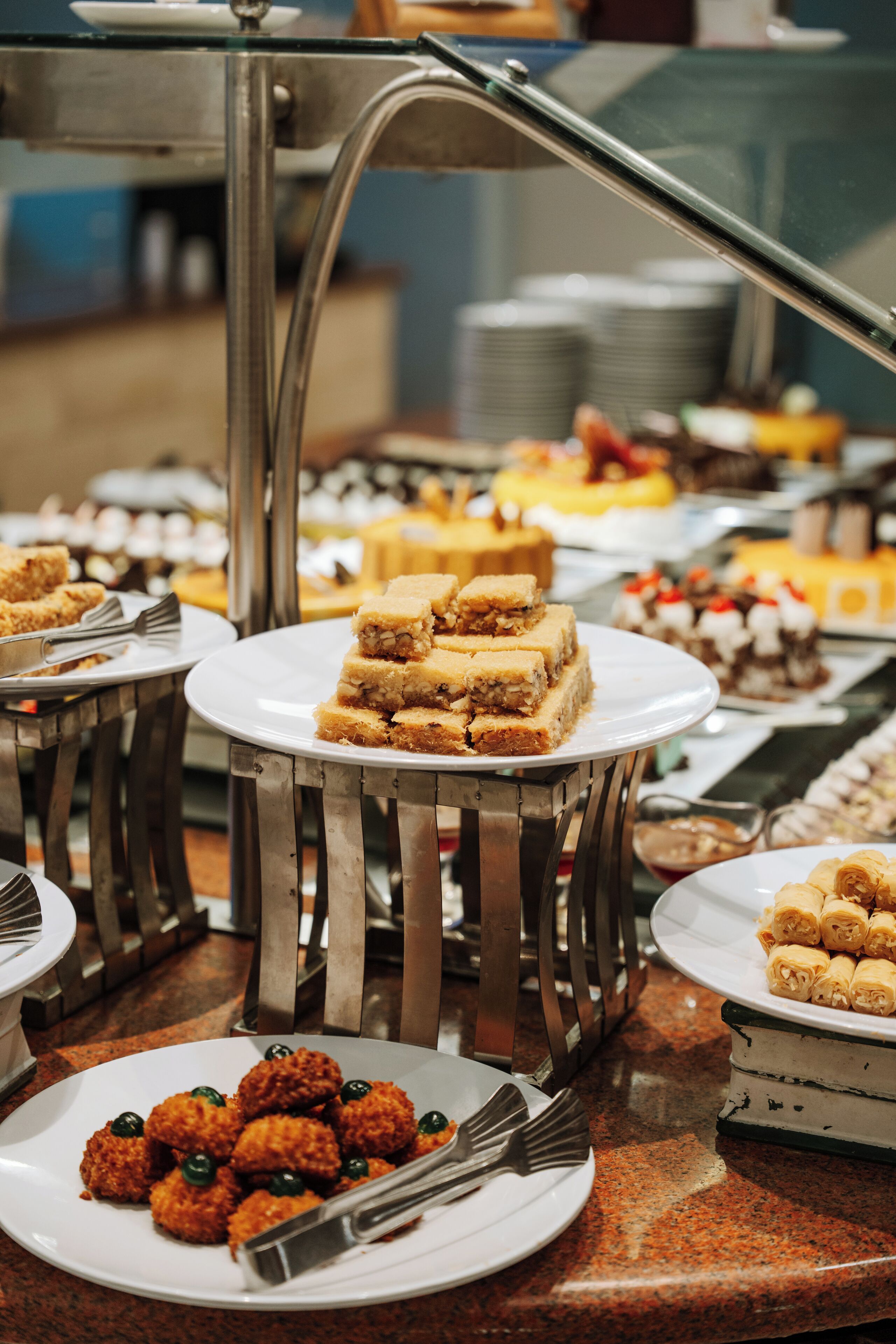 Buffet com diversos doces e pratos.