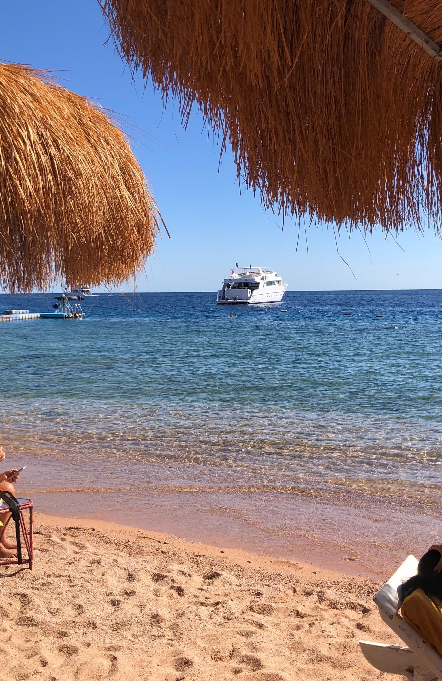Perto da praia, guarda-sóis, toalhas de praia 