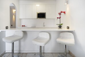 Apartamento, 1 quarto | Cozinha privada | Um frigorífico, um micro-ondas, uma placa de cozinha 