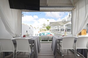 Bar junto à piscina