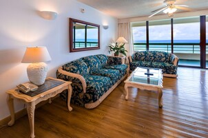 Apartamento Panorâmico em Condomínio Fechado, 3 quartos, cozinha, vista para o oceano | Sala | Televisor de ecrã plano de 32 polegadas com canais por cabo, televisor 