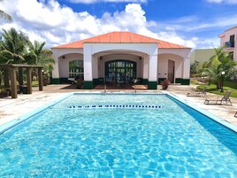 Piscina exterior, espreguiçadeiras 