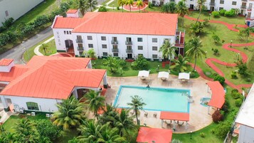 Piscina exterior, espreguiçadeiras 