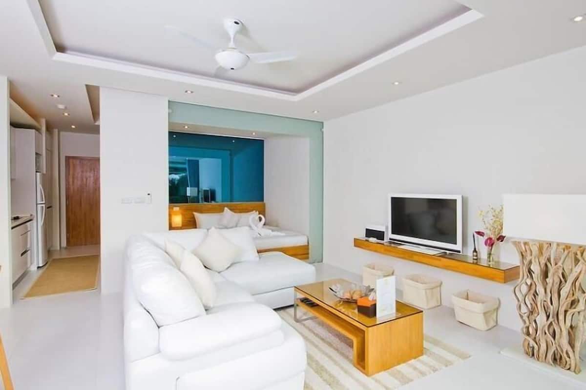 Roupa de alta qualidade, edredões de penas, minibar, cofre no quarto