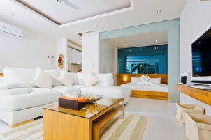 Suite, 1 quarto (Garden Patio) | Roupa de alta qualidade, edredões de penas, minibar, cofre no quarto 