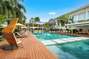 Piscina exterior, guarda-sóis, espreguiçadeiras 