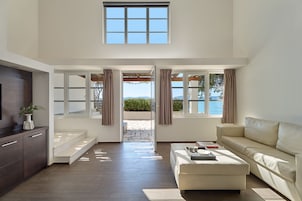 Two-Storey Beachfront Residence | Sala de estar | Televisor de ecrã plano de 37 polegadas com canais via satélite 