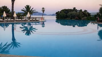 Piscina interna, piscina externa, funciona das 10h às 18h, guarda-sóis