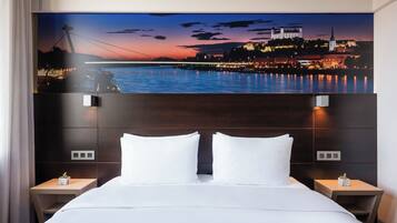 Quarto, 1 cama king-size | Roupa hipoalergénica, minibar, cofre com capacidade para portátil