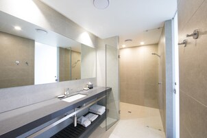 Quarto superior, 1 cama King, sacada | Banheiro | Chuveiro, produtos de toalete grátis, secador de cabelo