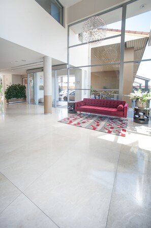 Área de estar no saguão