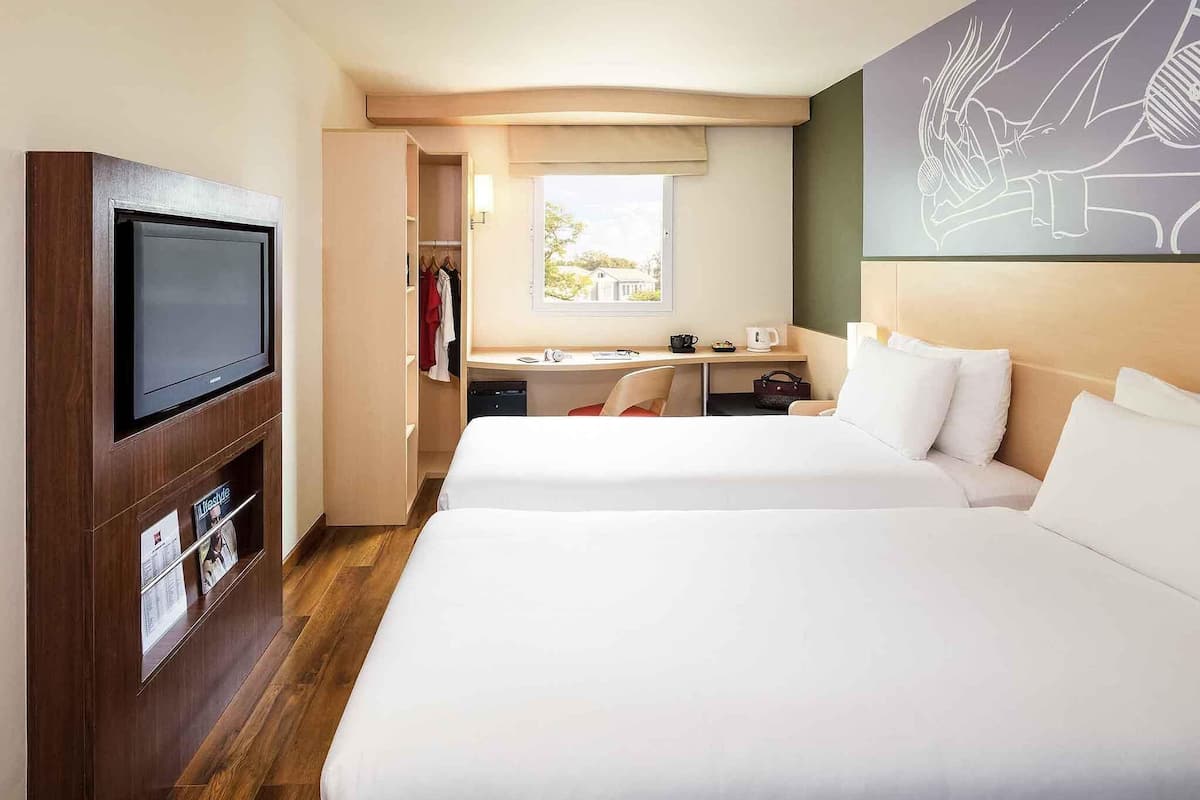 Quarto standard, 2 camas de solteiro | Roupas de cama premium, cofres nos quartos, escrivaninha