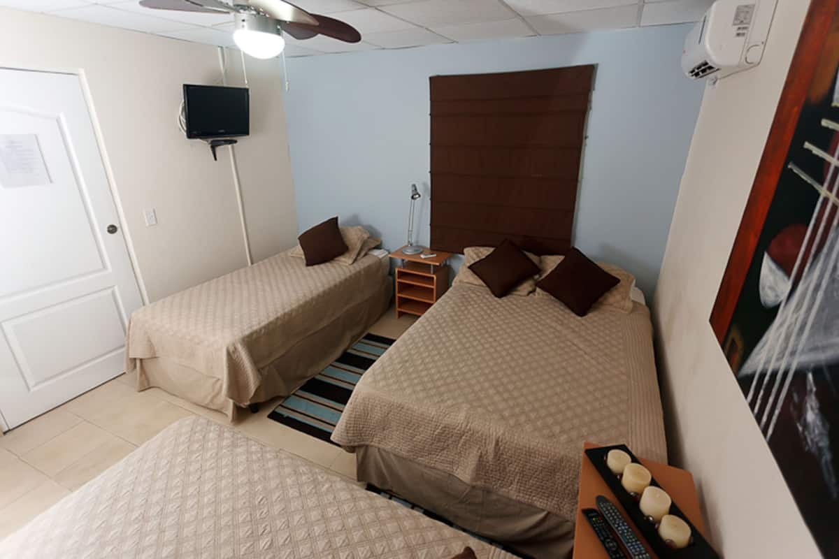 1 quarto, com decoração personalizada, com mobília individualizada