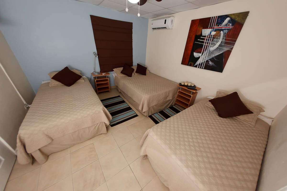 Quarto Triplo | 1 quarto, com decoração personalizada, com mobília individualizada