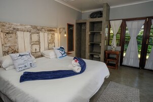 Quarto Familiar | Com decoração personalizada, com mobília individualizada, secretária 