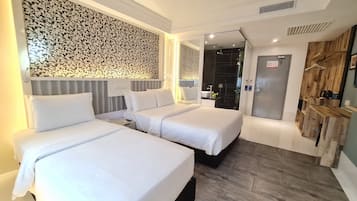 Minibar, cofre no quarto, secretária, cortinas/cortinados opacos