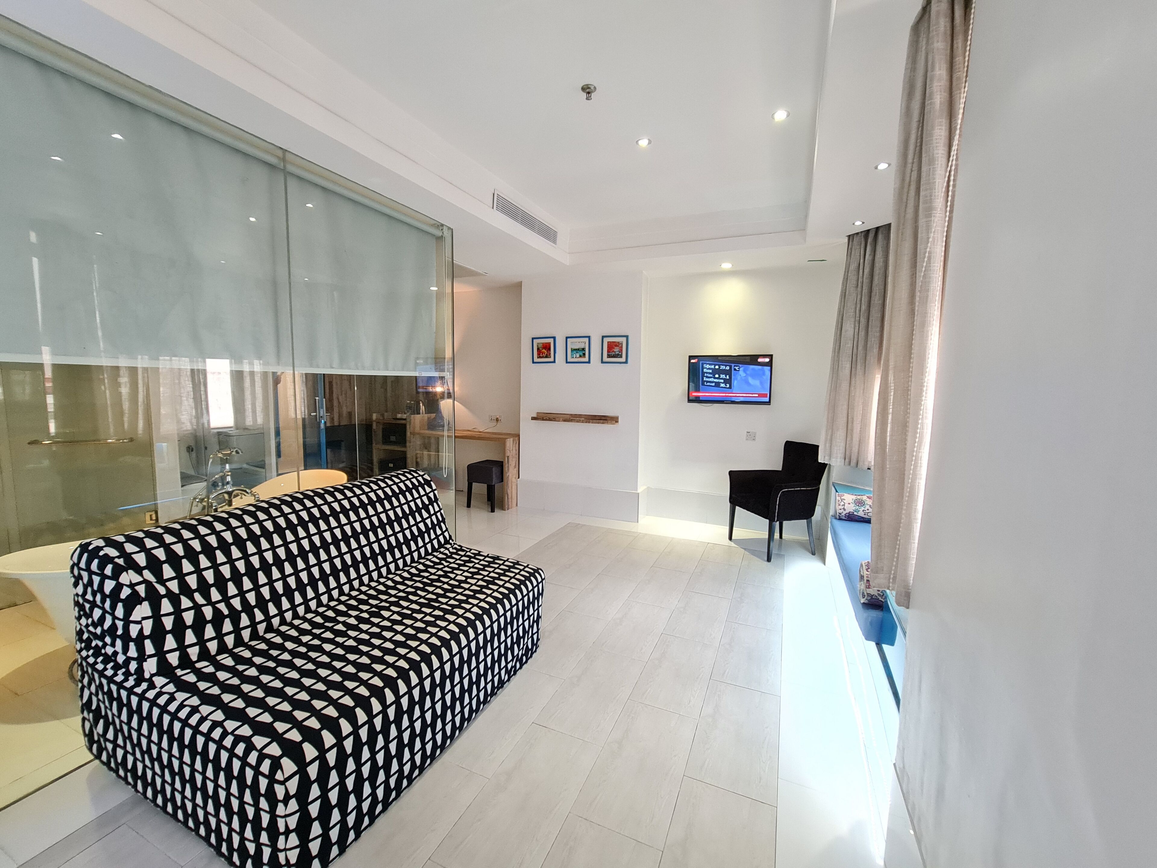 Escrivaninha, cortinas blackout, Wi-Fi de cortesia, roupa de cama