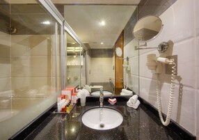 Produtos de toalete grátis, secador de cabelo, chinelos 